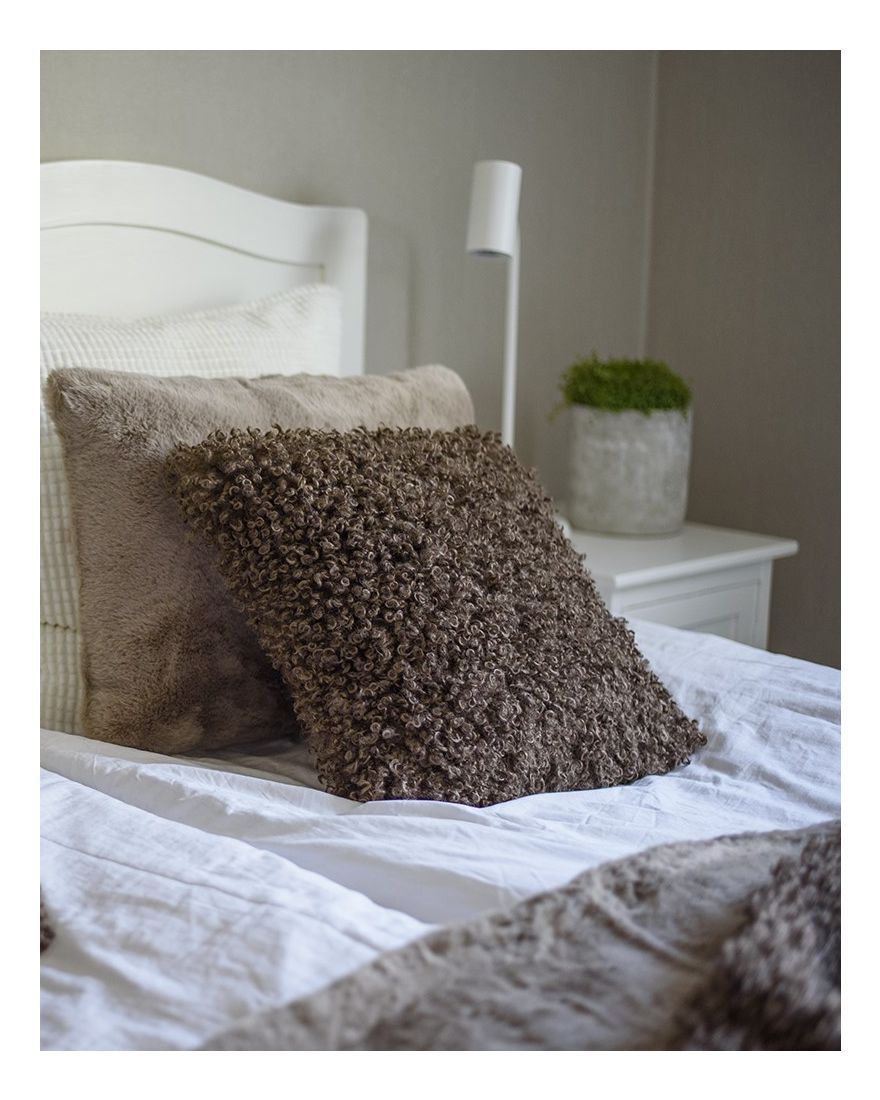 Wooly brown - imiteret lammeskindspude faux fur